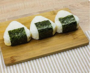 Onigiri – 8 receitas caseiras com fotos passo a passo