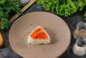 Onigiri – 8 receitas caseiras com fotos passo a passo