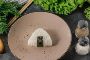 Onigiri – 8 receitas caseiras com fotos passo a passo