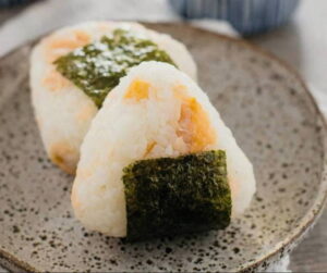 Onigiri – 8 receitas caseiras com fotos passo a passo